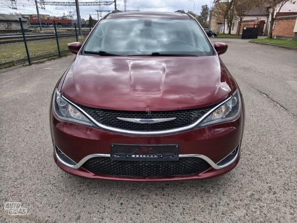 Sarkans Chrysler Pacifica 2018 Šauļi, ar dzinēja tilpumu 3.60 L un nobraukumu 167 tūkst. km par 13999 €, foto 2 vietnē AUTOMOTO.COM.LV