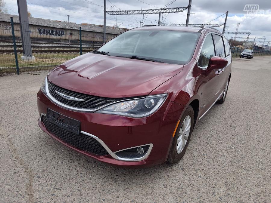 Red Chrysler Pacifica 2018 in Siauliai, with an engine capacity of 3.60 L and mileage of 167 thousand km for 13999 €, photo 4 on AUTOMOTO.COM.LV