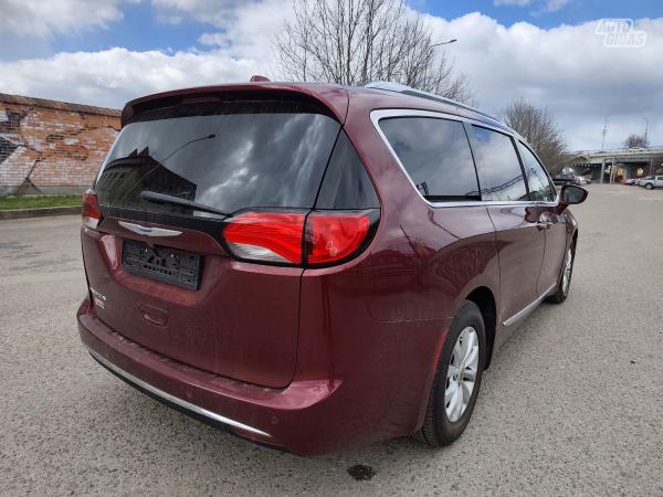 Sarkans Chrysler Pacifica 2018 Šauļi, ar dzinēja tilpumu 3.60 L un nobraukumu 167 tūkst. km par 13999 €, foto 4 vietnē AUTOMOTO.COM.LV