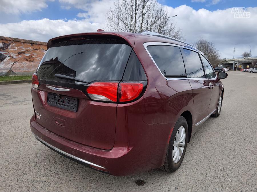 Red Chrysler Pacifica 2018 in Siauliai, with an engine capacity of 3.60 L and mileage of 167 thousand km for 13999 €, photo 5 on AUTOMOTO.COM.LV