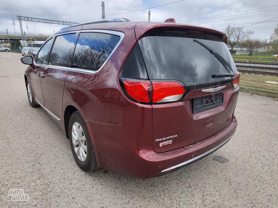 Red Chrysler Pacifica 2018 in Siauliai, with an engine capacity of 3.60 L and mileage of 167 thousand km for 13999 €, photo 7 on AUTOMOTO.COM.LV