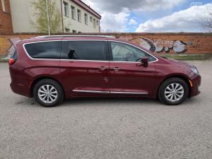 Red Chrysler Pacifica 2018 in Siauliai, with an engine capacity of 3.60 L and mileage of 167 thousand km for 13999 €, photo 8 on AUTOMOTO.COM.LV