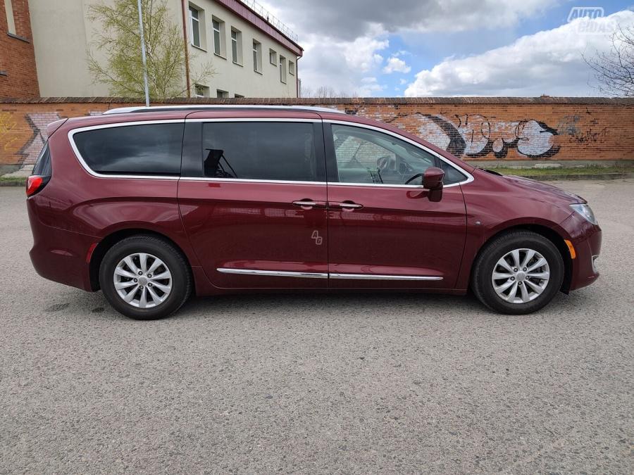Red Chrysler Pacifica 2018 in Siauliai, with an engine capacity of 3.60 L and mileage of 167 thousand km for 13999 €, photo 8 on AUTOMOTO.COM.LV
