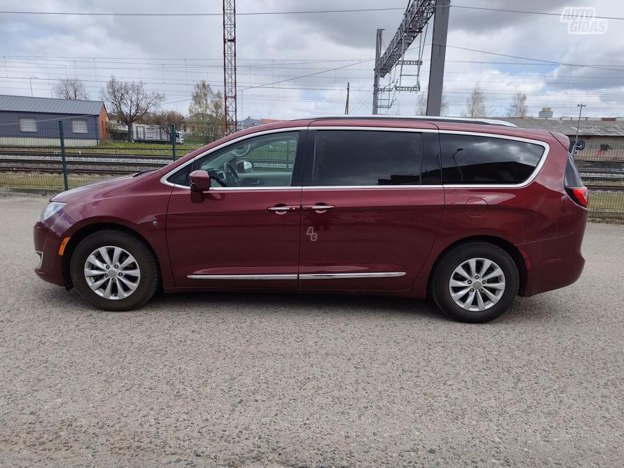 Red Chrysler Pacifica 2018 in Siauliai, with an engine capacity of 3.60 L and mileage of 167 thousand km for 13999 €, photo 9 on AUTOMOTO.COM.LV