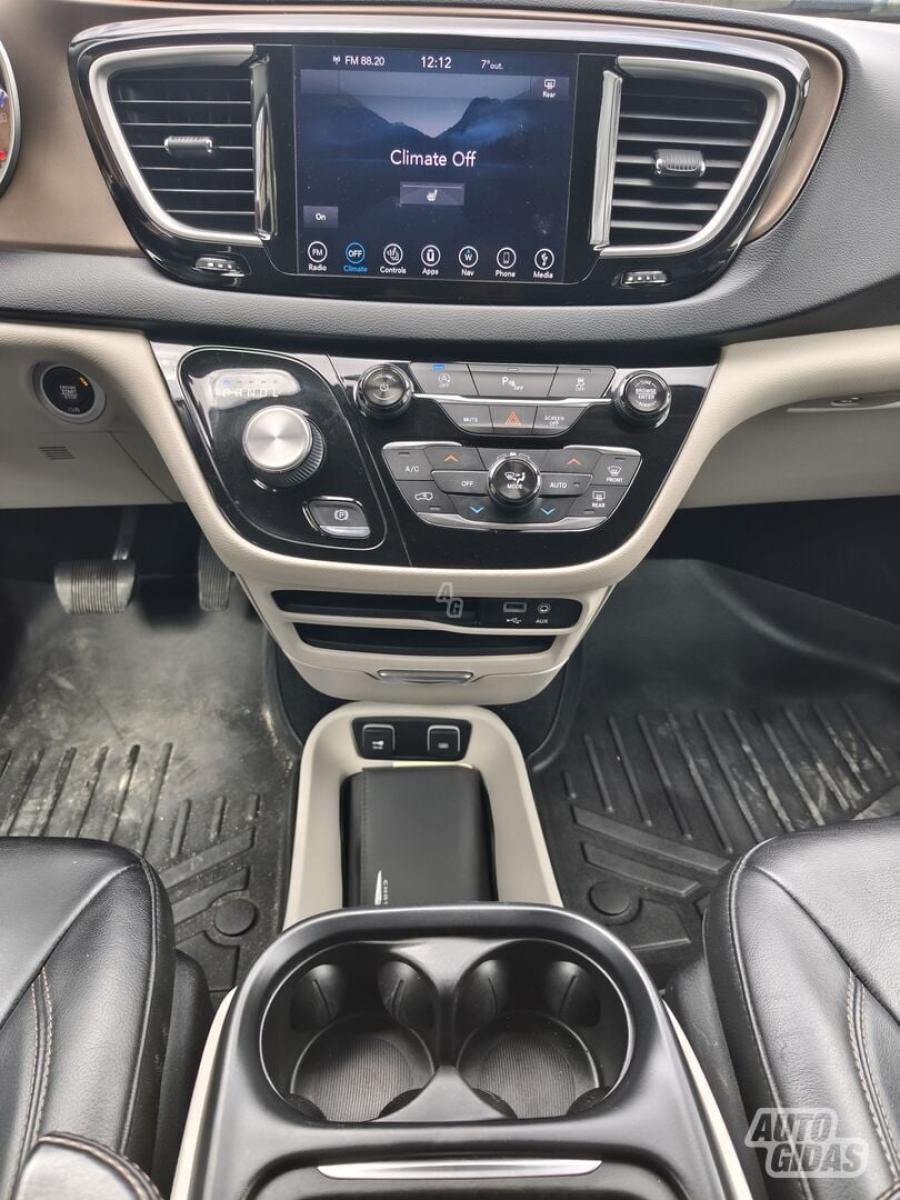 Red Chrysler Pacifica 2018 in Siauliai, with an engine capacity of 3.60 L and mileage of 167 thousand km for 13999 €, photo 13 on AUTOMOTO.COM.LV