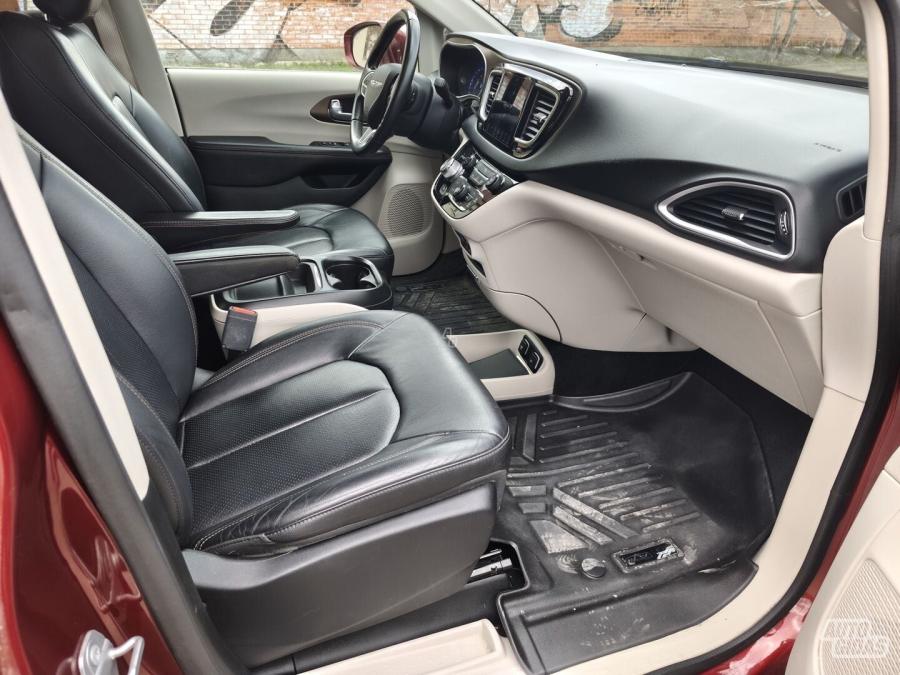 Red Chrysler Pacifica 2018 in Siauliai, with an engine capacity of 3.60 L and mileage of 167 thousand km for 13999 €, photo 15 on AUTOMOTO.COM.LV