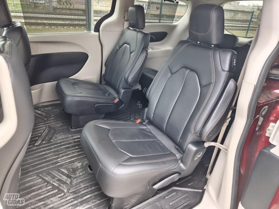 Red Chrysler Pacifica 2018 in Siauliai, with an engine capacity of 3.60 L and mileage of 167 thousand km for 13999 €, photo 16 on AUTOMOTO.COM.LV