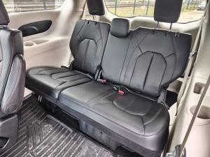 Red Chrysler Pacifica 2018 in Siauliai, with an engine capacity of 3.60 L and mileage of 167 thousand km for 13999 €, photo 17 on AUTOMOTO.COM.LV