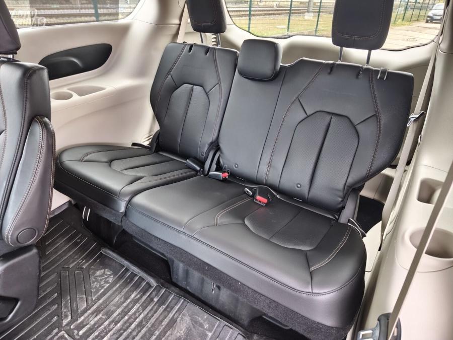 Red Chrysler Pacifica 2018 in Siauliai, with an engine capacity of 3.60 L and mileage of 167 thousand km for 13999 €, photo 17 on AUTOMOTO.COM.LV