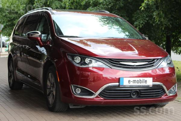 Sarkans Chrysler Pacifica 2018 Rīga, ar dzinēja tilpumu 3.60 L un nobraukumu 62 tūkst. km par 29900 €, foto 4 vietnē AUTOMOTO.COM.LV