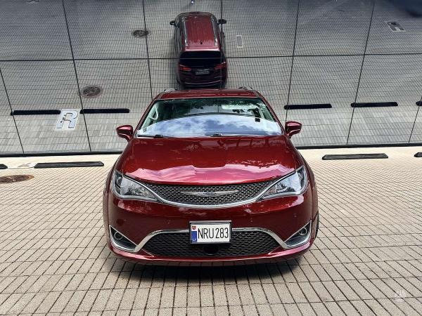 Red Chrysler Pacifica 2018 in Kaunas, with an engine capacity of 3.61 L and mileage of 203 thousand km for 16000 €, photo 2 on AUTOMOTO.COM.LV
