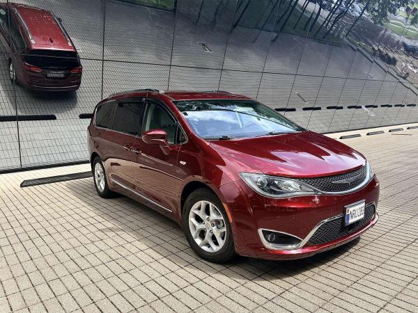Red Chrysler Pacifica 2018 in Kaunas, with an engine capacity of 3.61 L and mileage of 203 thousand km for 16000 €, photo 3 on AUTOMOTO.COM.LV