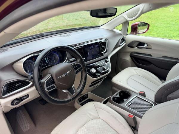 Red Chrysler Pacifica 2018 in Kaunas, with an engine capacity of 3.61 L and mileage of 203 thousand km for 16000 €, photo 4 on AUTOMOTO.COM.LV