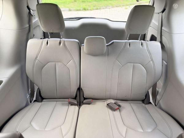 Red Chrysler Pacifica 2018 in Kaunas, with an engine capacity of 3.61 L and mileage of 203 thousand km for 16000 €, photo 6 on AUTOMOTO.COM.LV