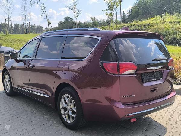 Sarkans Chrysler Pacifica 2018 Viļņa, ar dzinēja tilpumu 3.61 L un nobraukumu 161 tūkst. km par 15500 €, foto 3 vietnē AUTOMOTO.COM.LV