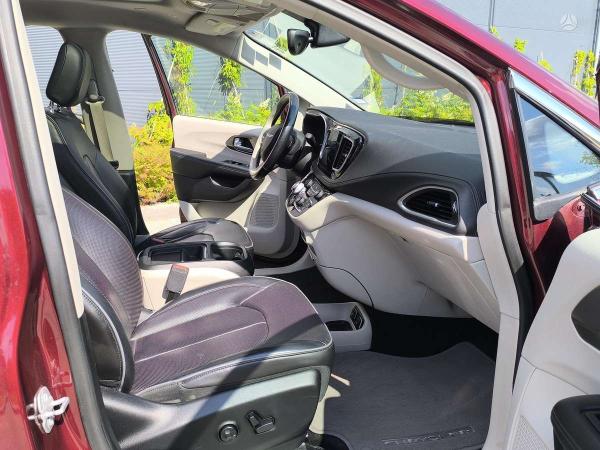 Sarkans Chrysler Pacifica 2018 Viļņa, ar dzinēja tilpumu 3.61 L un nobraukumu 161 tūkst. km par 15500 €, foto 8 vietnē AUTOMOTO.COM.LV
