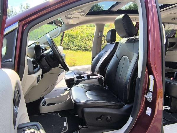 Sarkans Chrysler Pacifica 2018 Viļņa, ar dzinēja tilpumu 3.61 L un nobraukumu 161 tūkst. km par 15500 €, foto 9 vietnē AUTOMOTO.COM.LV