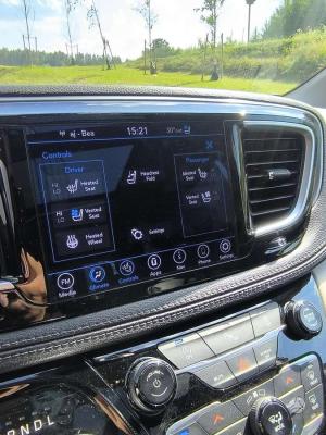 Sarkans Chrysler Pacifica 2018 Viļņa, ar dzinēja tilpumu 3.61 L un nobraukumu 161 tūkst. km par 15500 €, foto 14 vietnē AUTOMOTO.COM.LV