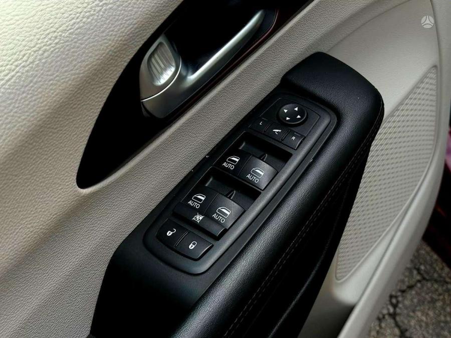 Sarkans Chrysler Pacifica 2018 Kretinga, ar dzinēja tilpumu 3.60 L un nobraukumu 235 tūkst. km par 15500 €, foto 13 vietnē AUTOMOTO.COM.LV