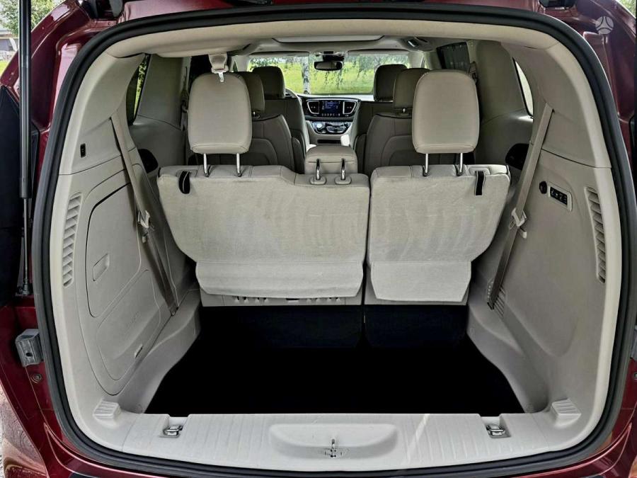 Sarkans Chrysler Pacifica 2018 Kretinga, ar dzinēja tilpumu 3.60 L un nobraukumu 235 tūkst. km par 15500 €, foto 16 vietnē AUTOMOTO.COM.LV