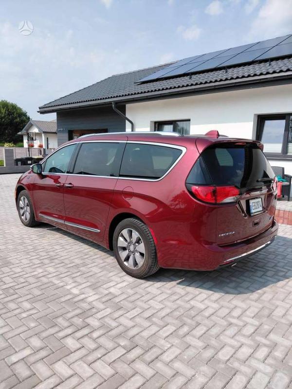 Red Chrysler Pacifica 2018 in Gargzdai, with an engine capacity of 3.60 L and mileage of 213 thousand km for 15000 €, photo 4 on AUTOMOTO.COM.LV