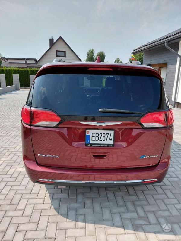 Red Chrysler Pacifica 2018 in Gargzdai, with an engine capacity of 3.60 L and mileage of 213 thousand km for 15000 €, photo 5 on AUTOMOTO.COM.LV