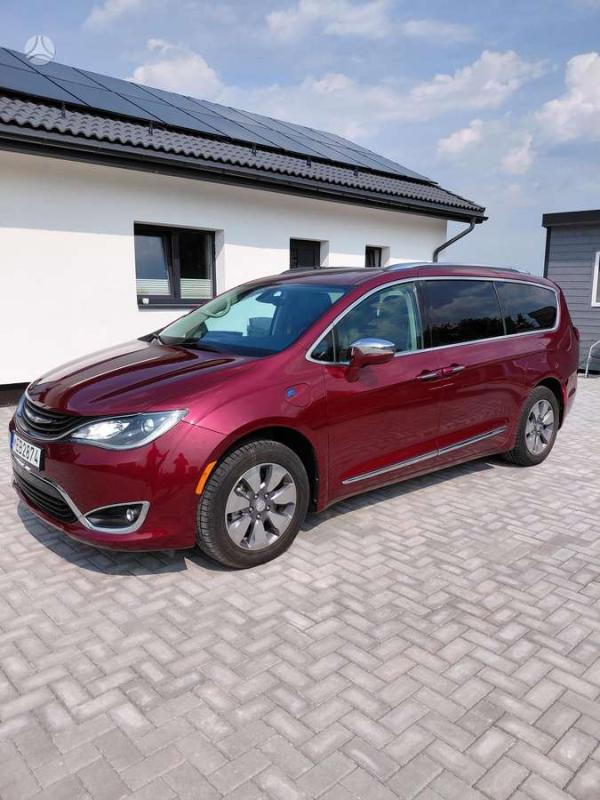 Red Chrysler Pacifica 2018 in Gargzdai, with an engine capacity of 3.60 L and mileage of 213 thousand km for 15000 €, photo 6 on AUTOMOTO.COM.LV