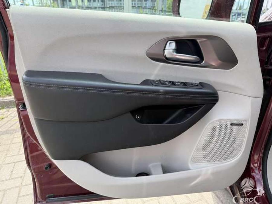 Sarkans Chrysler Pacifica 2018 Gargždai, ar dzinēja tilpumu 3.60 L un nobraukumu 213 tūkst. km par 15000 €, foto 23 vietnē AUTOMOTO.COM.LV