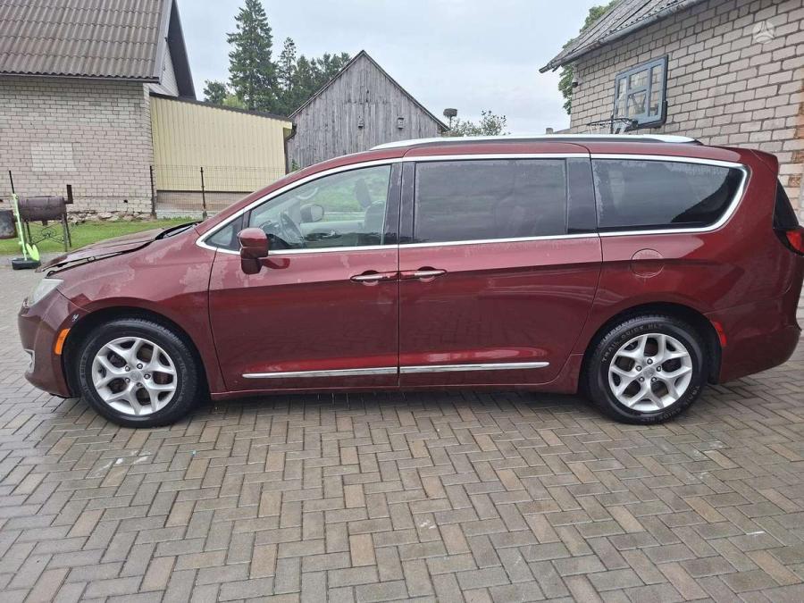 Red Chrysler Pacifica 2018 in Silale, with an engine capacity of 3.61 L and mileage of 133 thousand km for 8500 €, photo 3 on AUTOMOTO.COM.LV