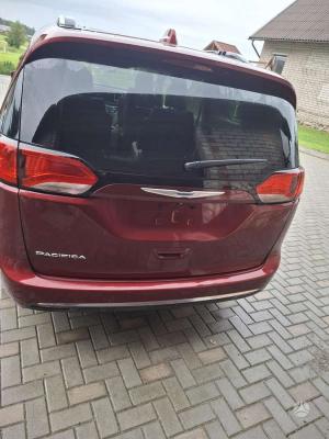 Red Chrysler Pacifica 2018 in Silale, with an engine capacity of 3.61 L and mileage of 133 thousand km for 8500 €, photo 5 on AUTOMOTO.COM.LV