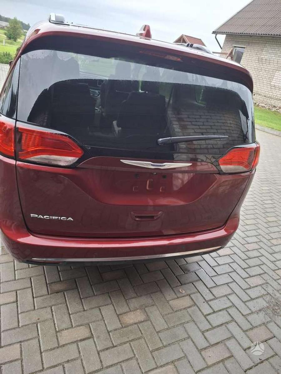 Red Chrysler Pacifica 2018 in Silale, with an engine capacity of 3.61 L and mileage of 133 thousand km for 8500 €, photo 5 on AUTOMOTO.COM.LV