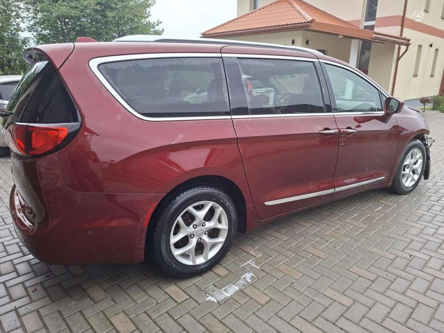 Red Chrysler Pacifica 2018 in Silale, with an engine capacity of 3.61 L and mileage of 133 thousand km for 8500 €, photo 6 on AUTOMOTO.COM.LV