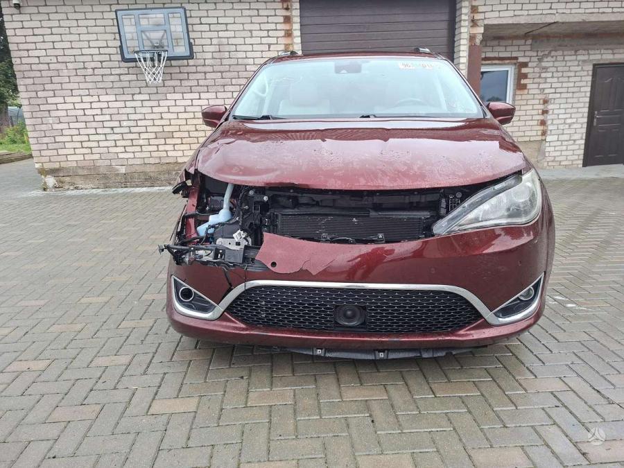 Red Chrysler Pacifica 2018 in Silale, with an engine capacity of 3.61 L and mileage of 133 thousand km for 8500 €, photo 8 on AUTOMOTO.COM.LV