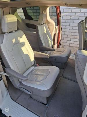 Red Chrysler Pacifica 2018 in Silale, with an engine capacity of 3.61 L and mileage of 133 thousand km for 8500 €, photo 11 on AUTOMOTO.COM.LV