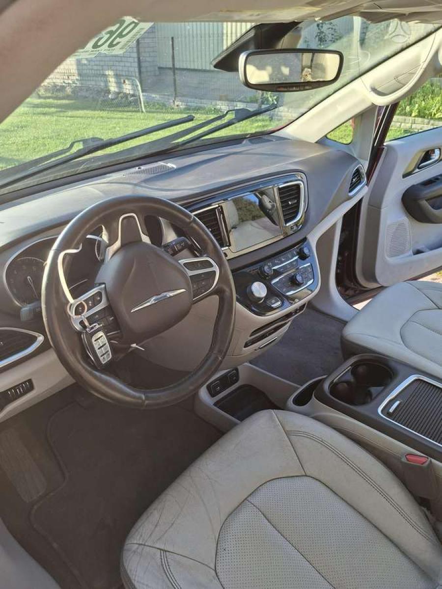 Red Chrysler Pacifica 2018 in Silale, with an engine capacity of 3.61 L and mileage of 133 thousand km for 8500 €, photo 12 on AUTOMOTO.COM.LV