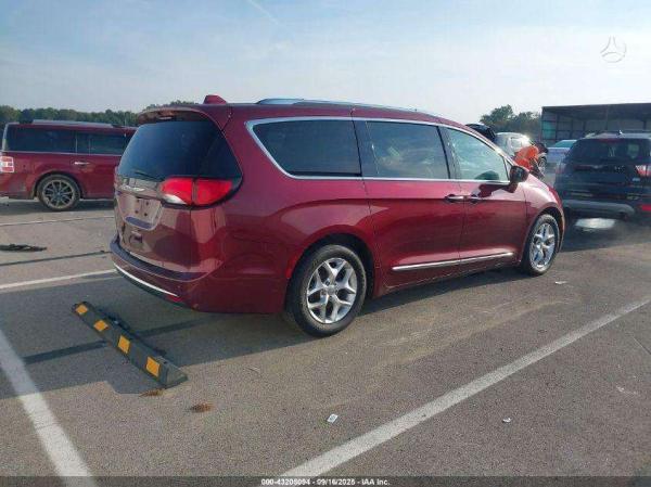 Sarkans Chrysler Pacifica 2019 Panevēža, ar dzinēja tilpumu 3.61 L un nobraukumu 233 tūkst. km par 10600 €, foto 11 vietnē AUTOMOTO.COM.LV