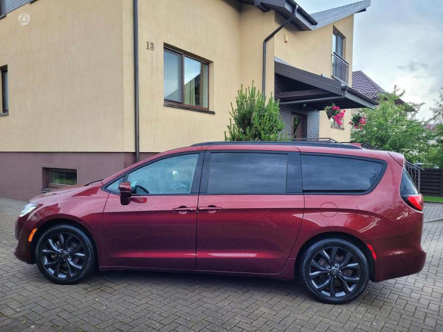 Red Chrysler Pacifica 2019 in Telschi, with an engine capacity of 3.61 L and mileage of 196 thousand km for 17700 €, photo 3 on AUTOMOTO.COM.LV