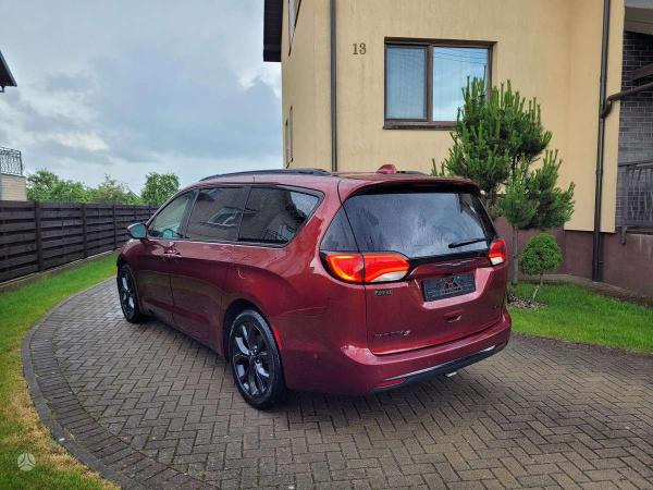 Sarkans Chrysler Pacifica 2019 Telšiai, ar dzinēja tilpumu 3.61 L un nobraukumu 196 tūkst. km par 17700 €, foto 3 vietnē AUTOMOTO.COM.LV
