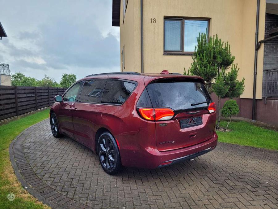 Red Chrysler Pacifica 2019 in Telschi, with an engine capacity of 3.61 L and mileage of 196 thousand km for 17700 €, photo 4 on AUTOMOTO.COM.LV