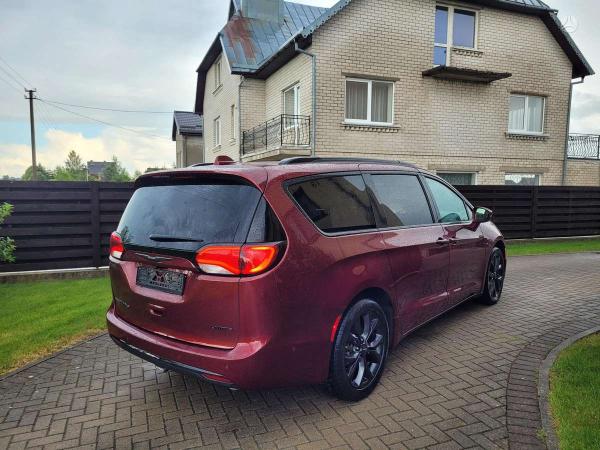 Sarkans Chrysler Pacifica 2019 Telšiai, ar dzinēja tilpumu 3.61 L un nobraukumu 196 tūkst. km par 17700 €, foto 5 vietnē AUTOMOTO.COM.LV