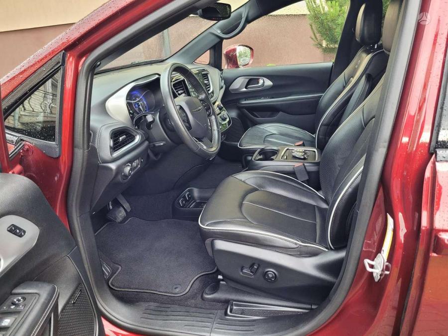 Red Chrysler Pacifica 2019 in Telschi, with an engine capacity of 3.61 L and mileage of 196 thousand km for 17700 €, photo 9 on AUTOMOTO.COM.LV