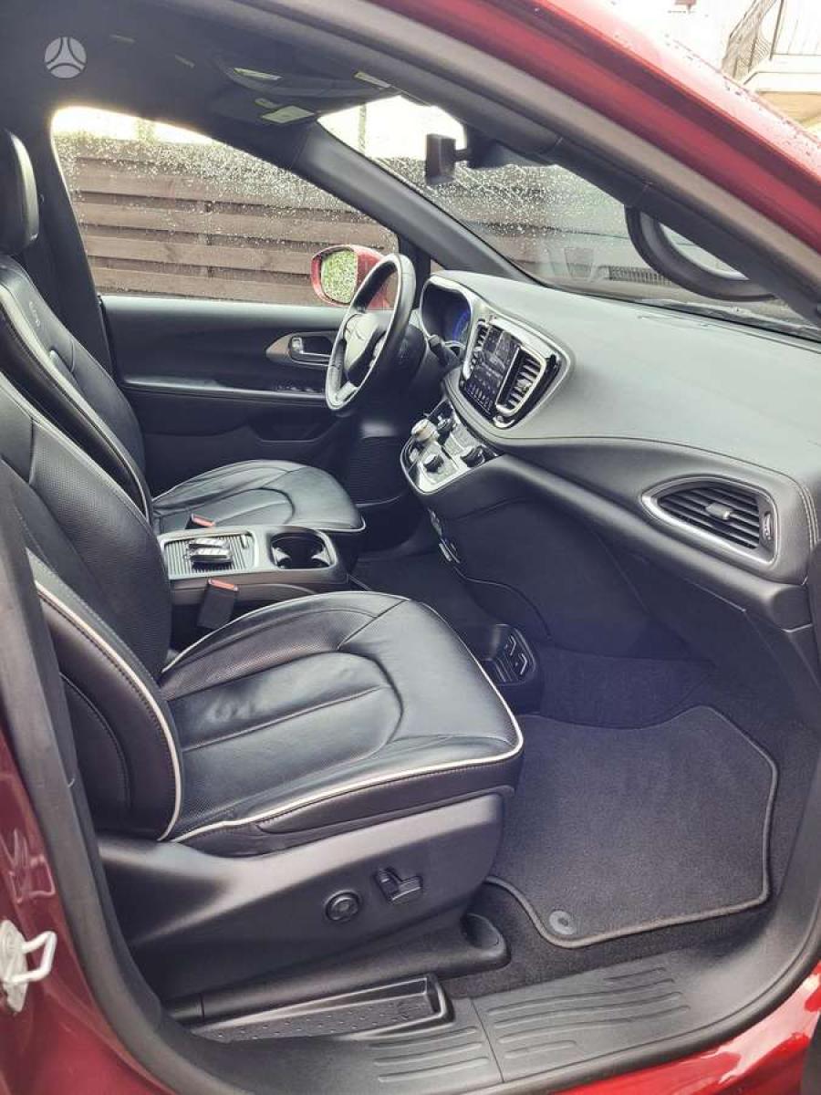 Red Chrysler Pacifica 2019 in Telschi, with an engine capacity of 3.61 L and mileage of 196 thousand km for 17700 €, photo 10 on AUTOMOTO.COM.LV