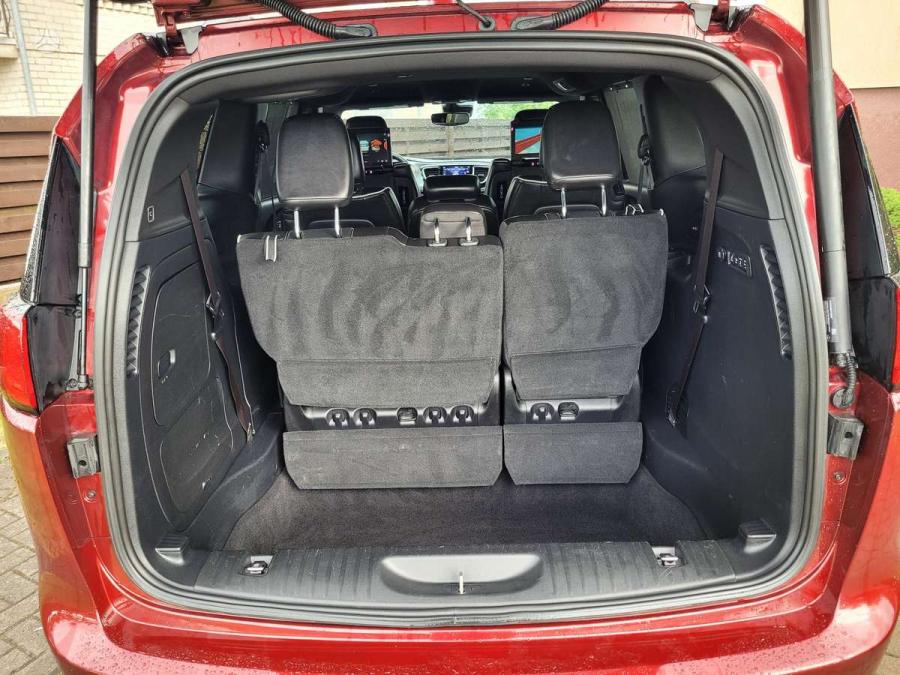 Red Chrysler Pacifica 2019 in Telschi, with an engine capacity of 3.61 L and mileage of 196 thousand km for 17700 €, photo 19 on AUTOMOTO.COM.LV