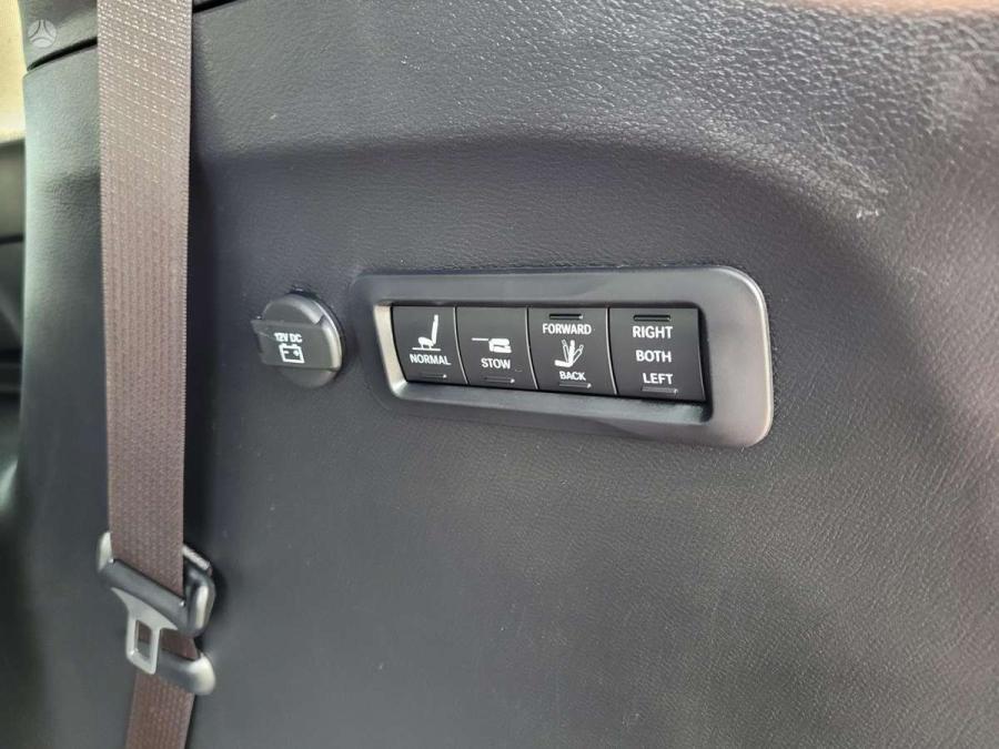 Red Chrysler Pacifica 2019 in Telschi, with an engine capacity of 3.61 L and mileage of 196 thousand km for 17700 €, photo 22 on AUTOMOTO.COM.LV