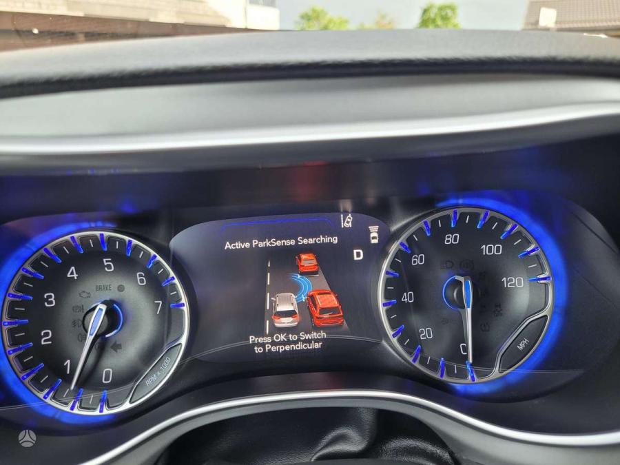 Red Chrysler Pacifica 2019 in Telschi, with an engine capacity of 3.61 L and mileage of 196 thousand km for 17700 €, photo 26 on AUTOMOTO.COM.LV
