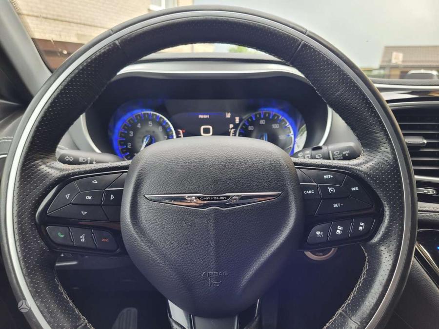 Red Chrysler Pacifica 2019 in Telschi, with an engine capacity of 3.61 L and mileage of 196 thousand km for 17700 €, photo 32 on AUTOMOTO.COM.LV