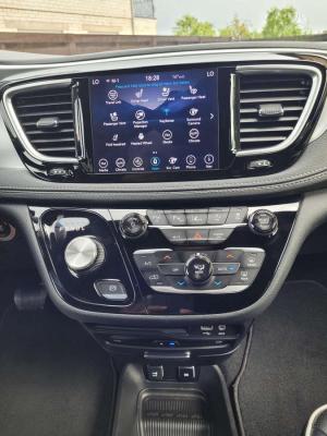Red Chrysler Pacifica 2019 in Telschi, with an engine capacity of 3.61 L and mileage of 196 thousand km for 17700 €, photo 33 on AUTOMOTO.COM.LV