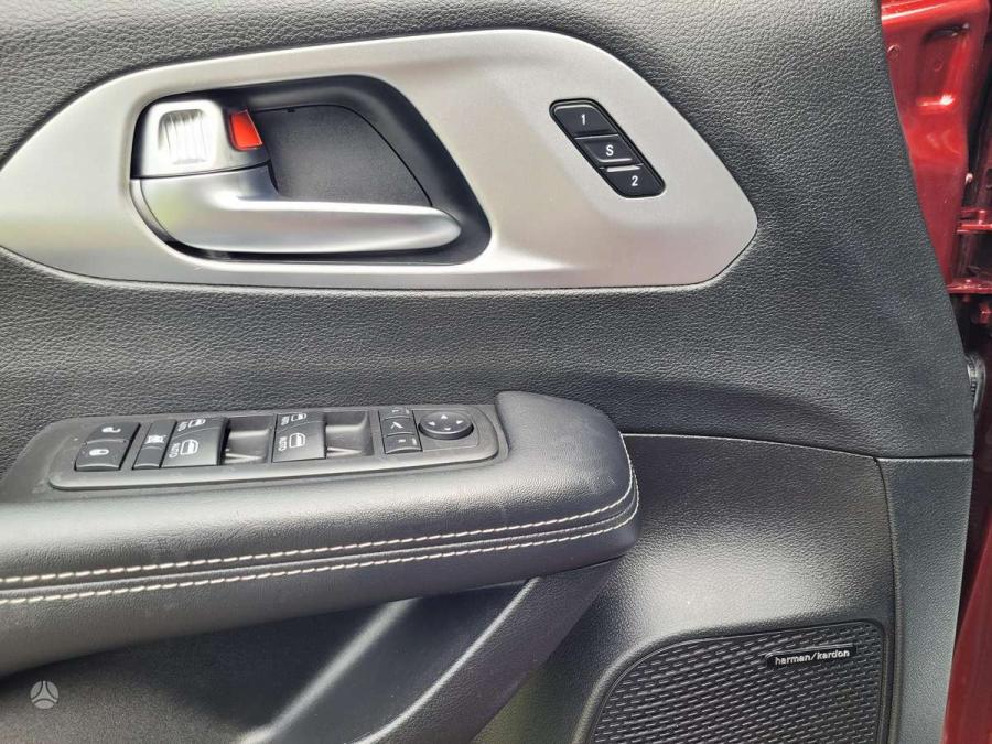 Red Chrysler Pacifica 2019 in Telschi, with an engine capacity of 3.61 L and mileage of 196 thousand km for 17700 €, photo 35 on AUTOMOTO.COM.LV