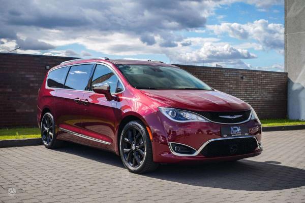 Sarkans Chrysler Pacifica 2019 Kauņa, ar dzinēja tilpumu 3.61 L un nobraukumu 77 tūkst. km par 18950 €, foto 1 vietnē AUTOMOTO.COM.LV