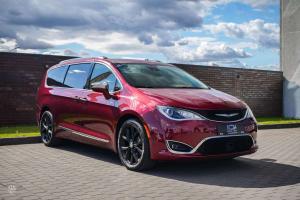 Red Chrysler Pacifica 2019 in Kaunas, with an engine capacity of 3.61 L and mileage of 77 thousand km for 18950 €, photo  on AUTOMOTO.COM.LV
